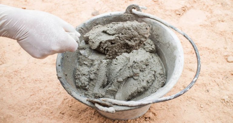 Béton ou mortier à la main: Conseils et procédure pour vos travaux ...